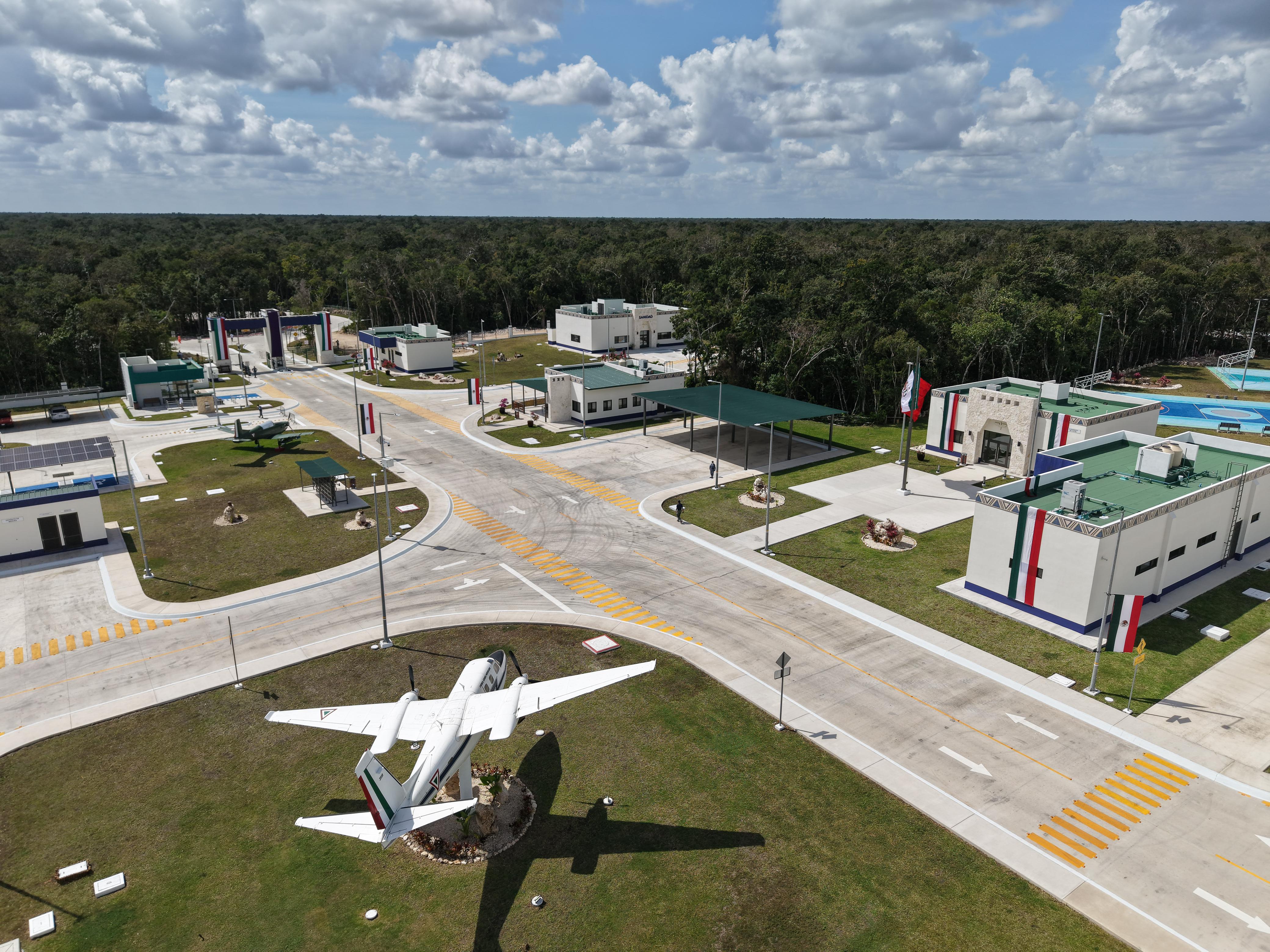 Sheinbaum inaugura nueva base de la Fuerza Aérea Mexicana en Tulum.